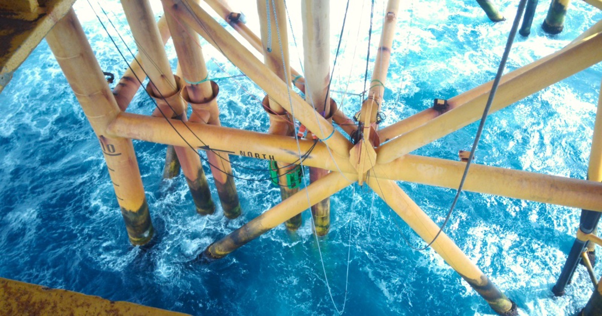 Best practices for cutting and removing pipes in the splash zone